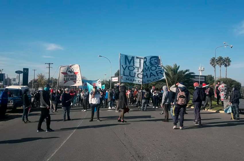Organizaciones sociales cortan la ruta 2 – El Marplatense Organizaciones sociales cortan la ruta 2 – El Marplatense