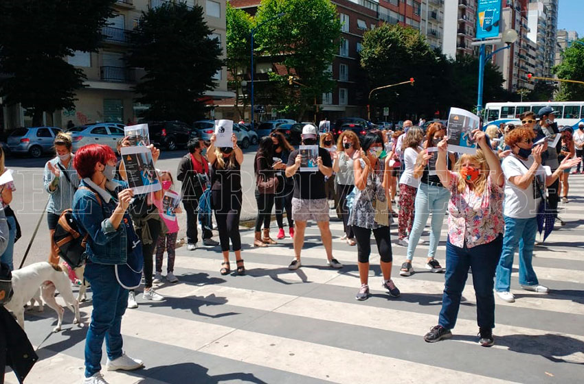 Reclamo de vecinos por la aparición con vida de "Lobito", un perro ...