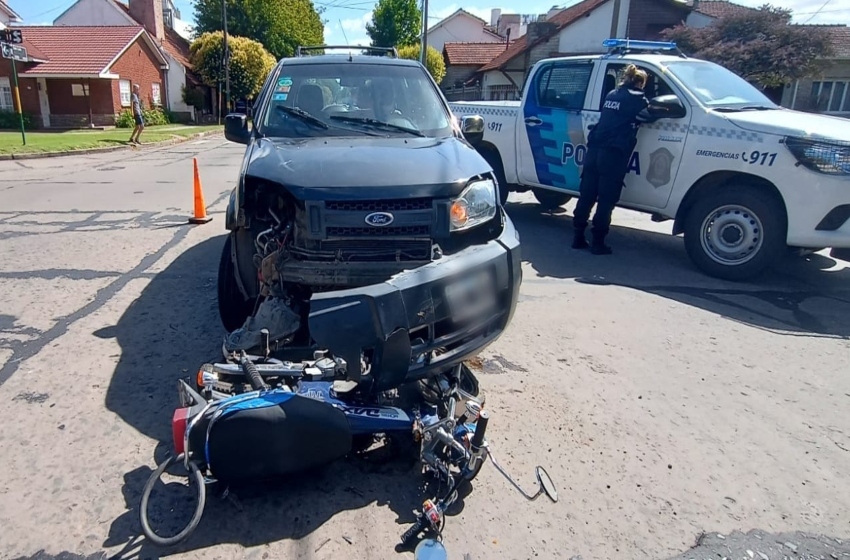 Tras un choque, una motociclista fue trasladada a la Clínica de ...