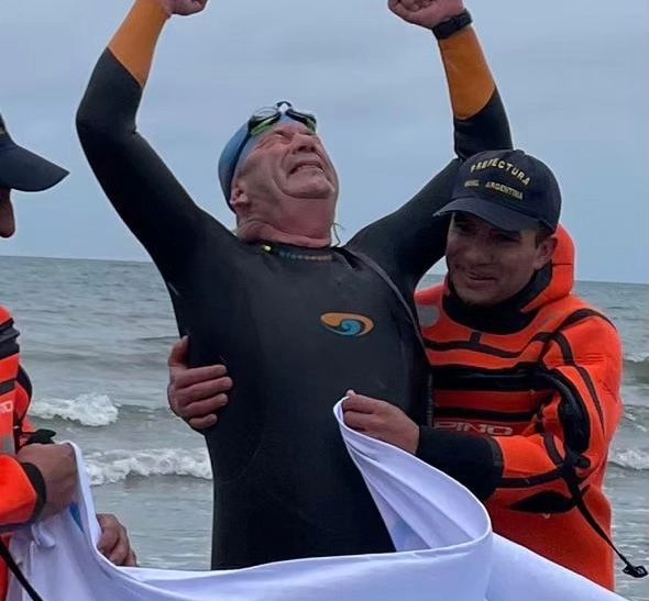 "Nadar para no olvidar": el ex combatiente Ressia se permitió el abrazo ...