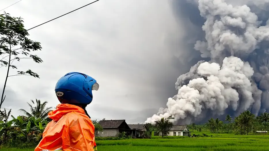 Erupción del volcán Semeru: casi mil evacuados y alerta máxima en la ...